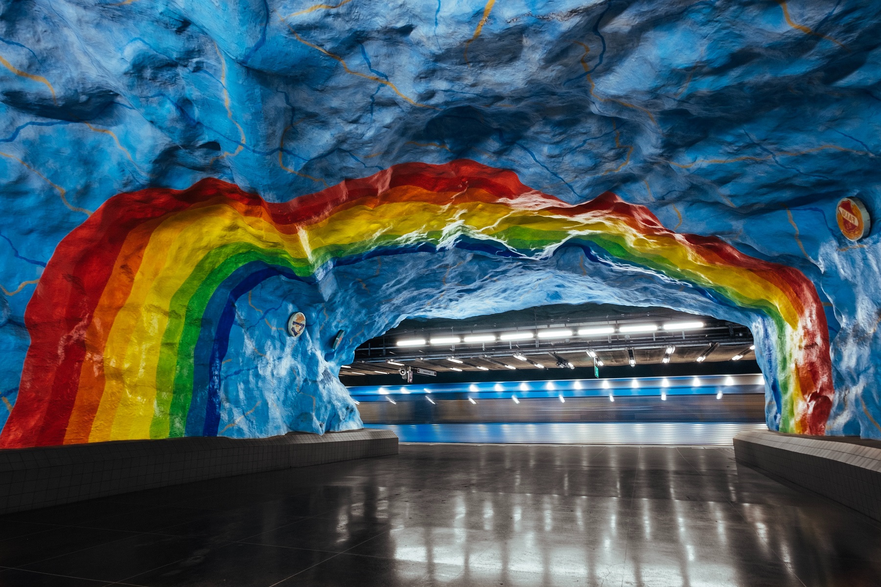 Stockholm Metro • Se alle de smukke tunnelbanestationer i granitten Stockholm Metro • Se alle de smukke tunnelbanestationer i granitten