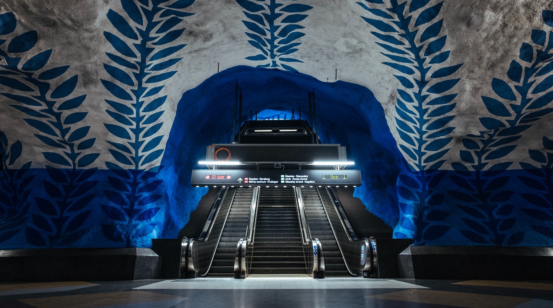 Stockholm Metro • Se alle de smukke tunnelbanestationer i granitten Stockholm Metro • Se alle de smukke tunnelbanestationer i granitten